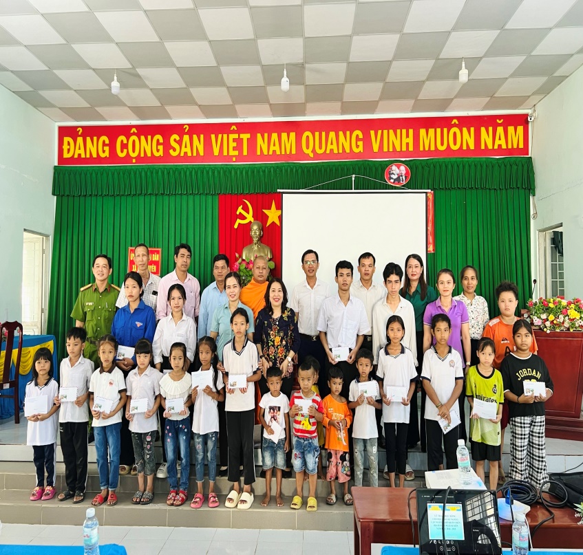Ngãi Xuyên Với Mô Hình Nhận đỡ đầu Học Sinh Nghèo Học Sinh Có Hoàn Cảnh Khó Khăn”